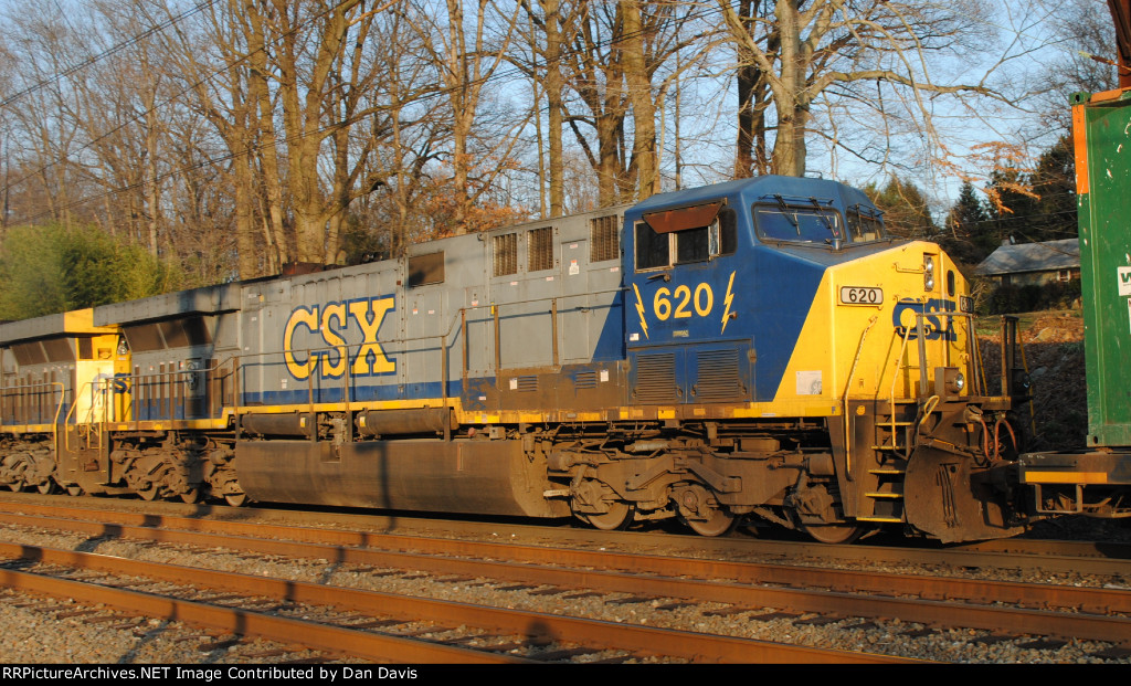 CSX AC60CW 620 on Q702-17